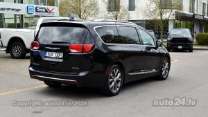 Melns Chrysler Pacifica 2018 Tallina, ar dzinēja tilpumu 3.60 L un nobraukumu 190 tūkst. km par 17800 €, foto 4 vietnē AUTOMOTO.COM.LV