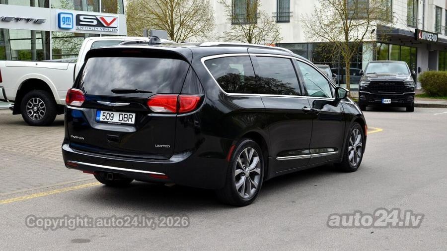 Melns Chrysler Pacifica 2018 Tallina, ar dzinēja tilpumu 3.60 L un nobraukumu 190 tūkst. km par 17800 €, foto 4 vietnē AUTOMOTO.COM.LV