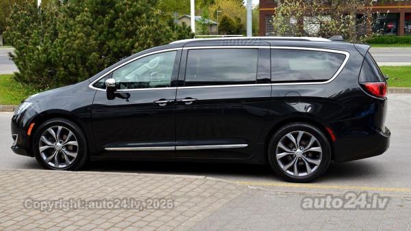 Melns Chrysler Pacifica 2018 Tallina, ar dzinēja tilpumu 3.60 L un nobraukumu 190 tūkst. km par 17800 €, foto 4 vietnē AUTOMOTO.COM.LV