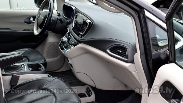 Melns Chrysler Pacifica 2018 Tallina, ar dzinēja tilpumu 3.60 L un nobraukumu 190 tūkst. km par 17800 €, foto 6 vietnē AUTOMOTO.COM.LV