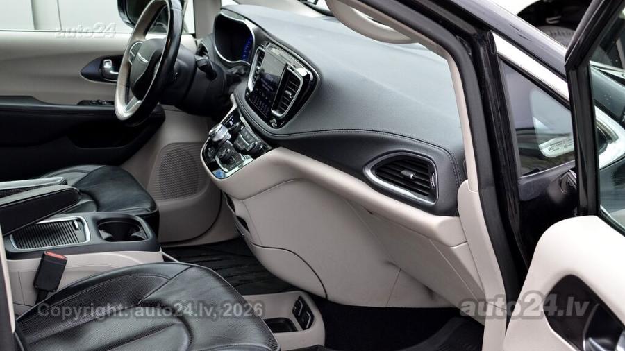 Melns Chrysler Pacifica 2018 Tallina, ar dzinēja tilpumu 3.60 L un nobraukumu 190 tūkst. km par 17800 €, foto 7 vietnē AUTOMOTO.COM.LV