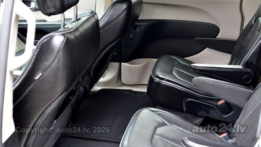 Melns Chrysler Pacifica 2018 Tallina, ar dzinēja tilpumu 3.60 L un nobraukumu 190 tūkst. km par 17800 €, foto 8 vietnē AUTOMOTO.COM.LV