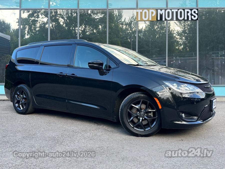 Black Chrysler Pacifica 2018 in Tallinn, with an engine capacity of 3.60 L and mileage of 189 thousand km for 17880 €, photo 5 on AUTOMOTO.COM.LV