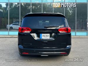 Black Chrysler Pacifica 2018 in Tallinn, with an engine capacity of 3.60 L and mileage of 189 thousand km for 17880 €, photo 7 on AUTOMOTO.COM.LV