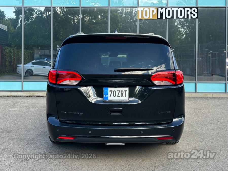 Black Chrysler Pacifica 2018 in Tallinn, with an engine capacity of 3.60 L and mileage of 189 thousand km for 17880 €, photo 7 on AUTOMOTO.COM.LV