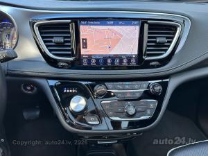 Black Chrysler Pacifica 2018 in Tallinn, with an engine capacity of 3.60 L and mileage of 189 thousand km for 17880 €, photo 9 on AUTOMOTO.COM.LV