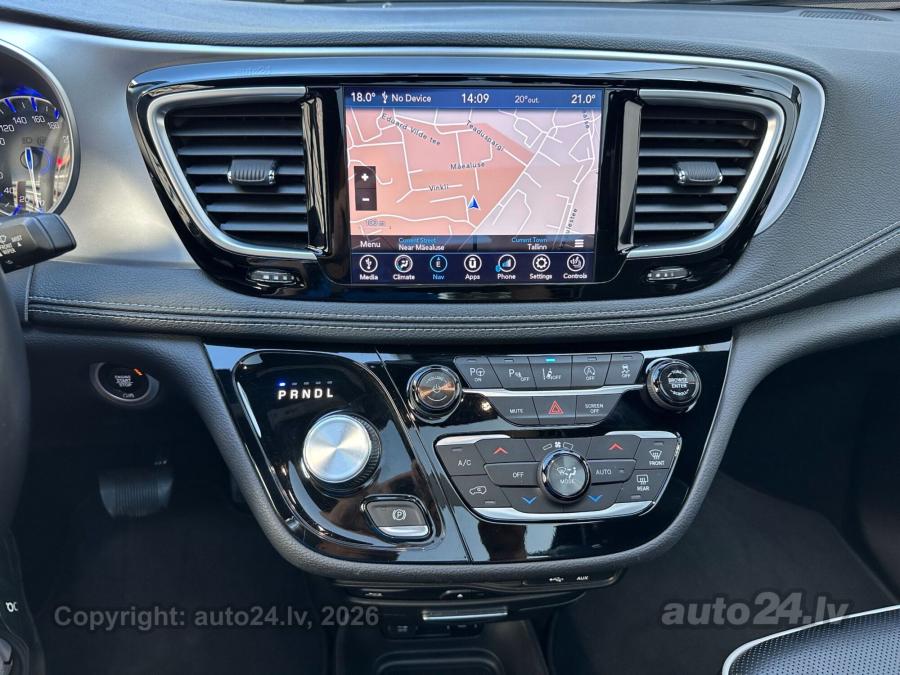 Black Chrysler Pacifica 2018 in Tallinn, with an engine capacity of 3.60 L and mileage of 189 thousand km for 17880 €, photo 9 on AUTOMOTO.COM.LV