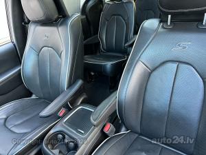 Black Chrysler Pacifica 2018 in Tallinn, with an engine capacity of 3.60 L and mileage of 189 thousand km for 17880 €, photo 11 on AUTOMOTO.COM.LV