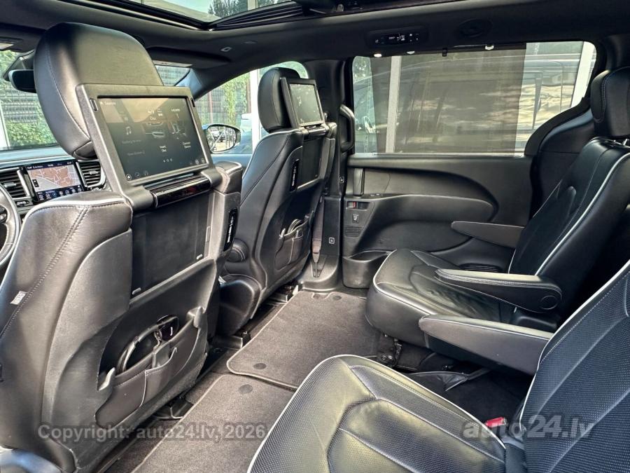 Black Chrysler Pacifica 2018 in Tallinn, with an engine capacity of 3.60 L and mileage of 189 thousand km for 17880 €, photo 13 on AUTOMOTO.COM.LV
