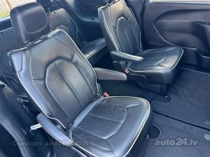 Black Chrysler Pacifica 2018 in Tallinn, with an engine capacity of 3.60 L and mileage of 189 thousand km for 17880 €, photo 15 on AUTOMOTO.COM.LV