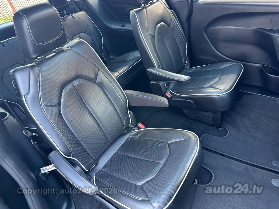 Black Chrysler Pacifica 2018 in Tallinn, with an engine capacity of 3.60 L and mileage of 189 thousand km for 17880 €, photo 15 on AUTOMOTO.COM.LV