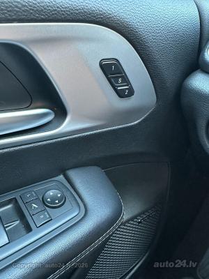 Black Chrysler Pacifica 2018 in Tallinn, with an engine capacity of 3.60 L and mileage of 189 thousand km for 17880 €, photo 21 on AUTOMOTO.COM.LV