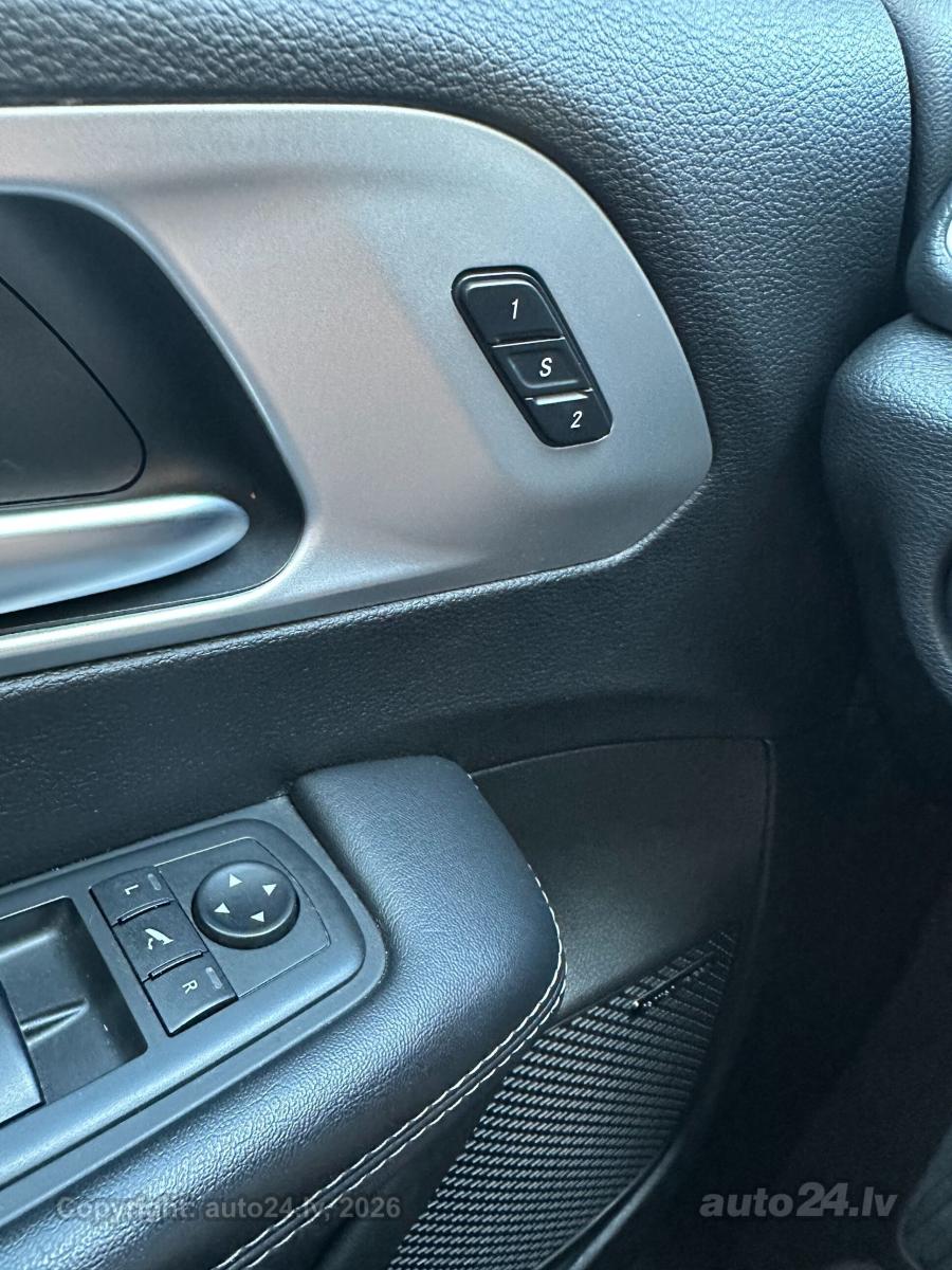 Black Chrysler Pacifica 2018 in Tallinn, with an engine capacity of 3.60 L and mileage of 189 thousand km for 17880 €, photo 21 on AUTOMOTO.COM.LV