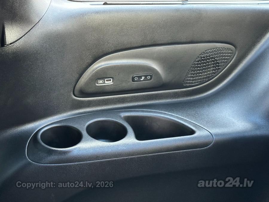 Black Chrysler Pacifica 2018 in Tallinn, with an engine capacity of 3.60 L and mileage of 189 thousand km for 17880 €, photo 23 on AUTOMOTO.COM.LV