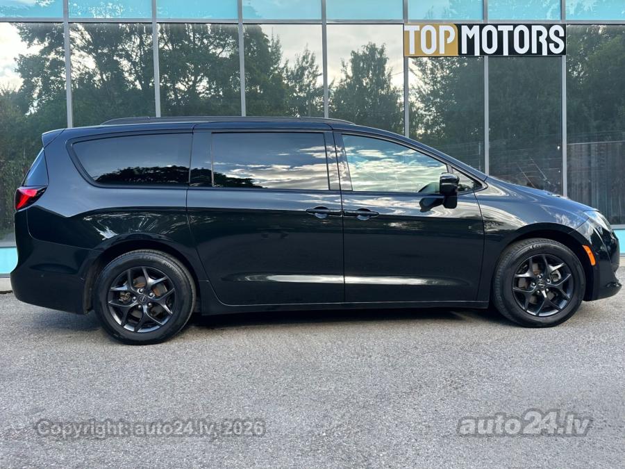 Black Chrysler Pacifica 2018 in Tallinn, with an engine capacity of 3.60 L and mileage of 189 thousand km for 17880 €, photo 26 on AUTOMOTO.COM.LV