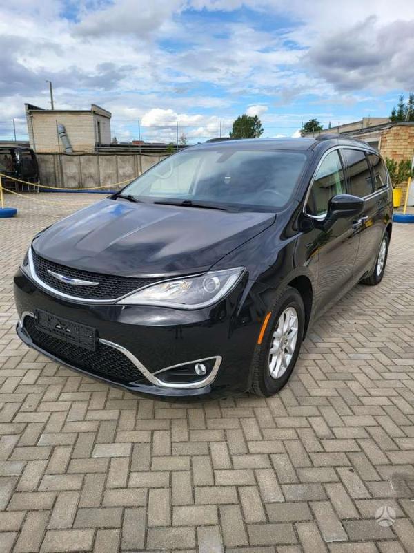 Black Chrysler Pacifica 2020 in Siauliai, with an engine capacity of 3.60 L and mileage of 199 thousand km for 13550 €, photo 8 on AUTOMOTO.COM.LV