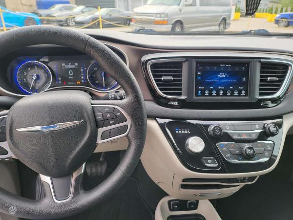 Black Chrysler Pacifica 2020 in Siauliai, with an engine capacity of 3.60 L and mileage of 199 thousand km for 13550 €, photo 11 on AUTOMOTO.COM.LV