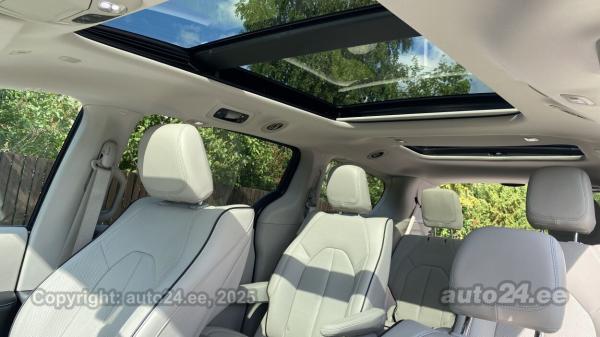Melns Chrysler Pacifica 2021 Tallina, ar dzinēja tilpumu 3.60 L un nobraukumu 68 tūkst. km par 40999 €, foto 11 vietnē AUTOMOTO.COM.LV