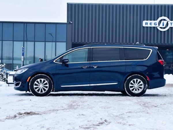 Zils Chrysler Pacifica 2017 Šauļi, ar dzinēja tilpumu 3.60 L un nobraukumu 280 tūkst. km par 12999 €, foto 4 vietnē AUTOMOTO.COM.LV