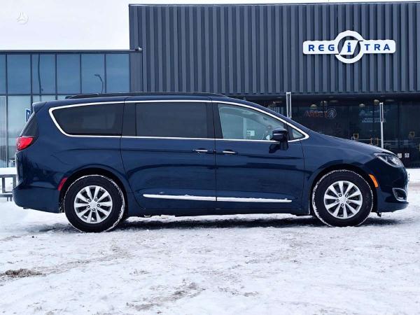 Zils Chrysler Pacifica 2017 Šauļi, ar dzinēja tilpumu 3.60 L un nobraukumu 280 tūkst. km par 12999 €, foto 8 vietnē AUTOMOTO.COM.LV