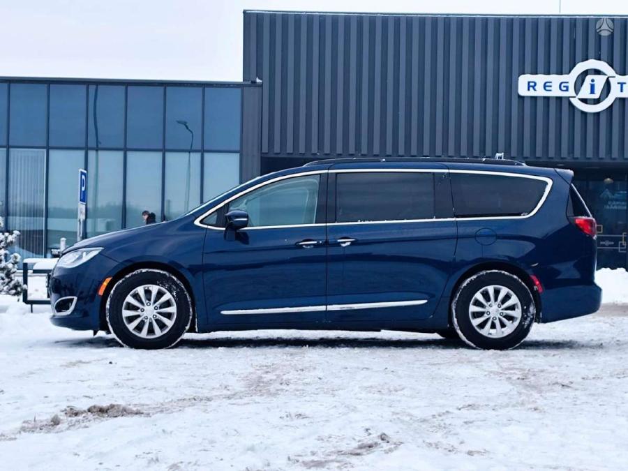 Blue Chrysler Pacifica 2017 in Siauliai, with an engine capacity of 3.60 L and mileage of 280 thousand km for 11900 €, photo 4 on AUTOMOTO.COM.LV