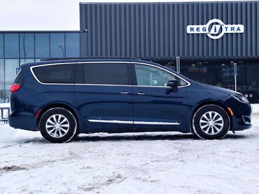 Blue Chrysler Pacifica 2017 in Siauliai, with an engine capacity of 3.60 L and mileage of 280 thousand km for 11900 €, photo 8 on AUTOMOTO.COM.LV