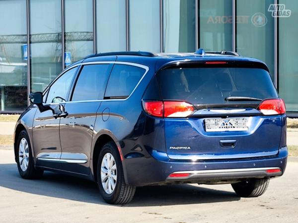 Zils Chrysler Pacifica 2017 Šauļi, ar dzinēja tilpumu 3.60 L un nobraukumu 0 tūkst. km par 7865 €, foto 5 vietnē AUTOMOTO.COM.LV