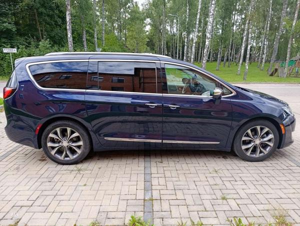 Blue Chrysler Pacifica 2017 in Prienai, with an engine capacity of 3.61 L and mileage of 195 thousand km for 15500 €, photo 3 on AUTOMOTO.COM.LV