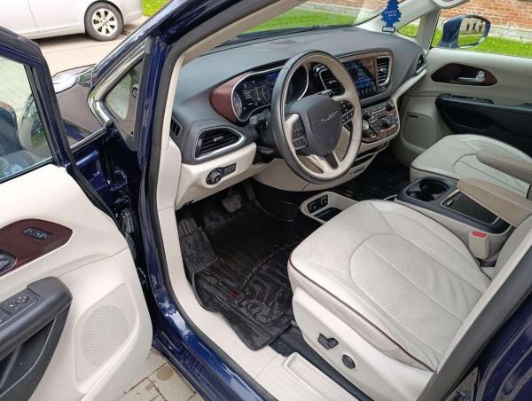 Blue Chrysler Pacifica 2017 in Prienai, with an engine capacity of 3.61 L and mileage of 195 thousand km for 15500 €, photo 7 on AUTOMOTO.COM.LV