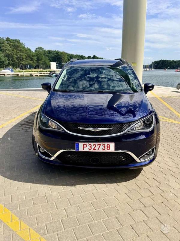 Blue Chrysler Pacifica 2017 in Kaunas, with an engine capacity of 3.61 L and mileage of 240 thousand km for 14500 €, photo 2 on AUTOMOTO.COM.LV