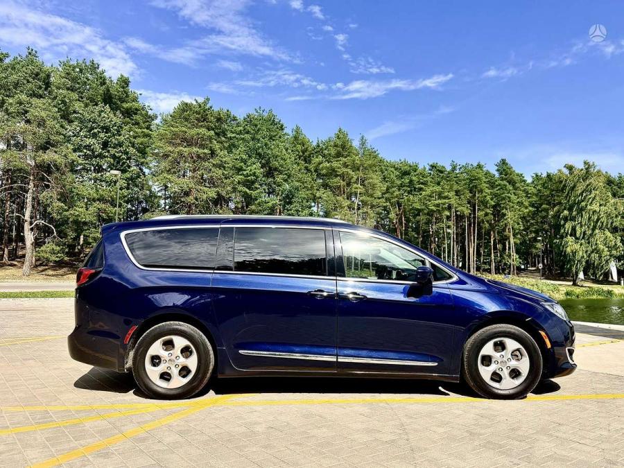 Zils Chrysler Pacifica 2017 Kauņa, ar dzinēja tilpumu 3.61 L un nobraukumu 240 tūkst. km par 14500 €, foto 4 vietnē AUTOMOTO.COM.LV