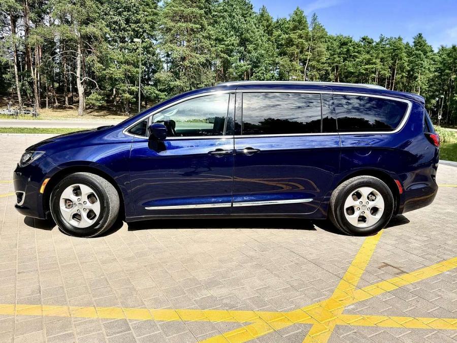 Zils Chrysler Pacifica 2017 Kauņa, ar dzinēja tilpumu 3.61 L un nobraukumu 240 tūkst. km par 14500 €, foto 7 vietnē AUTOMOTO.COM.LV