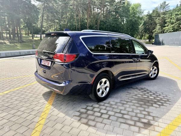 Blue Chrysler Pacifica 2017 in Kaunas, with an engine capacity of 3.61 L and mileage of 240 thousand km for 14500 €, photo 8 on AUTOMOTO.COM.LV