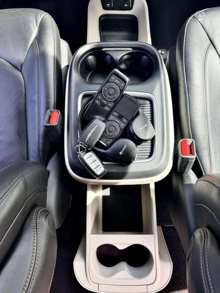 Zils Chrysler Pacifica 2017 Kauņa, ar dzinēja tilpumu 3.61 L un nobraukumu 240 tūkst. km par 14500 €, foto 10 vietnē AUTOMOTO.COM.LV