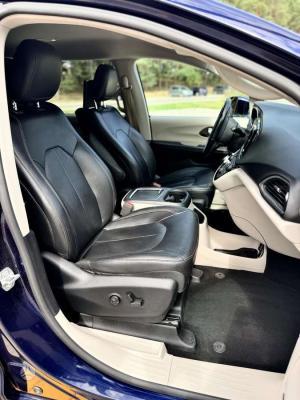 Zils Chrysler Pacifica 2017 Kauņa, ar dzinēja tilpumu 3.61 L un nobraukumu 240 tūkst. km par 14500 €, foto 15 vietnē AUTOMOTO.COM.LV
