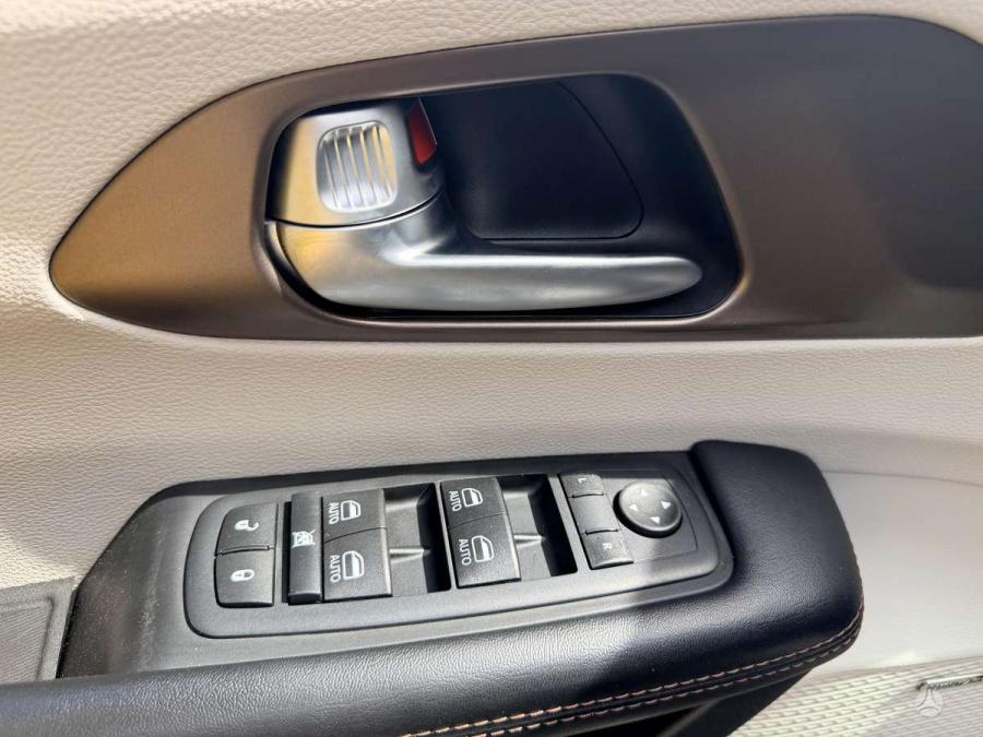 Zils Chrysler Pacifica 2017 Kauņa, ar dzinēja tilpumu 3.61 L un nobraukumu 240 tūkst. km par 14500 €, foto 26 vietnē AUTOMOTO.COM.LV