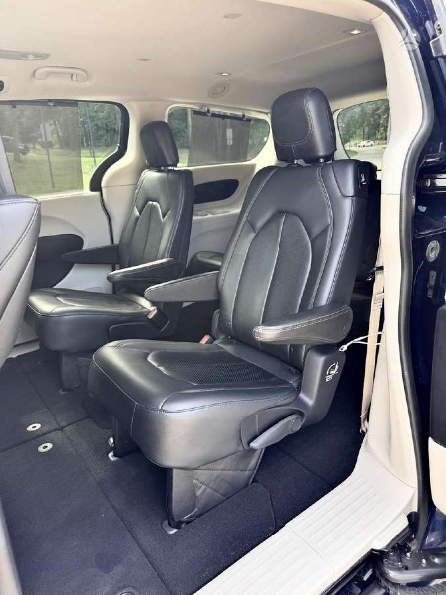 Zils Chrysler Pacifica 2017 Kauņa, ar dzinēja tilpumu 3.61 L un nobraukumu 240 tūkst. km par 14500 €, foto 29 vietnē AUTOMOTO.COM.LV