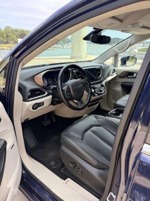 Zils Chrysler Pacifica 2017 Kauņa, ar dzinēja tilpumu 3.61 L un nobraukumu 240 tūkst. km par 14500 €, foto 38 vietnē AUTOMOTO.COM.LV