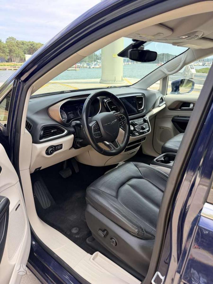 Zils Chrysler Pacifica 2017 Kauņa, ar dzinēja tilpumu 3.61 L un nobraukumu 240 tūkst. km par 14500 €, foto 38 vietnē AUTOMOTO.COM.LV