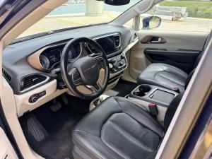 Zils Chrysler Pacifica 2017 Kauņa, ar dzinēja tilpumu 3.61 L un nobraukumu 240 tūkst. km par 14500 €, foto 42 vietnē AUTOMOTO.COM.LV