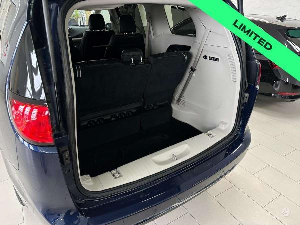 Blue Chrysler Pacifica 2017 in Siauliai, with an engine capacity of 3.61 L and mileage of 129 thousand km for 19900 €, photo 7 on AUTOMOTO.COM.LV