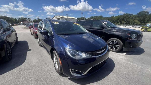Blue Chrysler Pacifica 2017 in Siauliai, with an engine capacity of 3.61 L and mileage of 185 thousand km for 8350 €, photo 1 on AUTOMOTO.COM.LV
