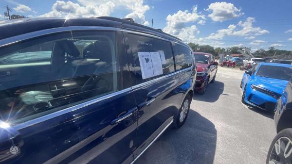 Blue Chrysler Pacifica 2017 in Siauliai, with an engine capacity of 3.61 L and mileage of 185 thousand km for 8350 €, photo 5 on AUTOMOTO.COM.LV