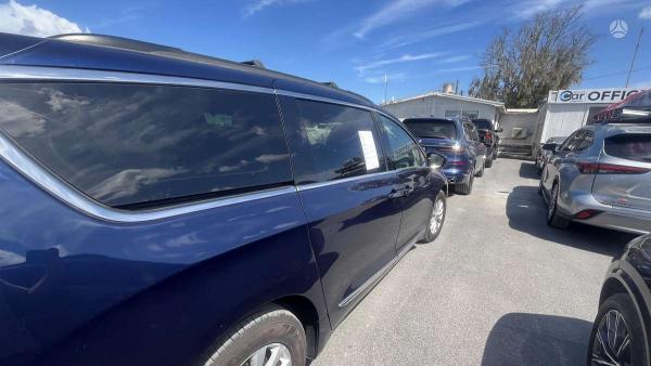 Blue Chrysler Pacifica 2017 in Siauliai, with an engine capacity of 3.61 L and mileage of 185 thousand km for 8350 €, photo 6 on AUTOMOTO.COM.LV