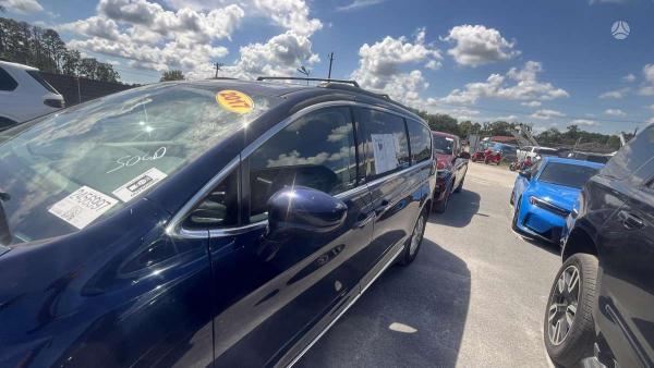 Blue Chrysler Pacifica 2017 in Siauliai, with an engine capacity of 3.61 L and mileage of 185 thousand km for 8350 €, photo 7 on AUTOMOTO.COM.LV