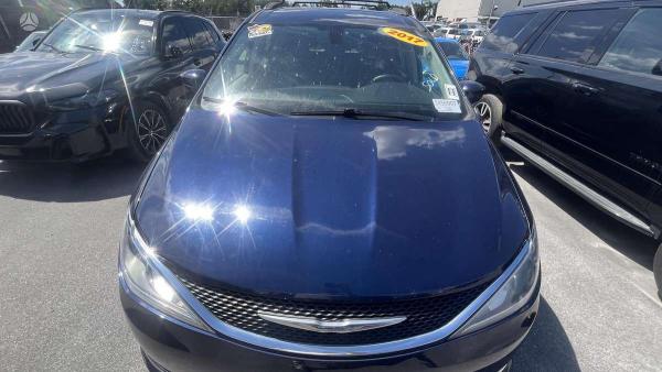 Blue Chrysler Pacifica 2017 in Siauliai, with an engine capacity of 3.61 L and mileage of 185 thousand km for 8350 €, photo 8 on AUTOMOTO.COM.LV