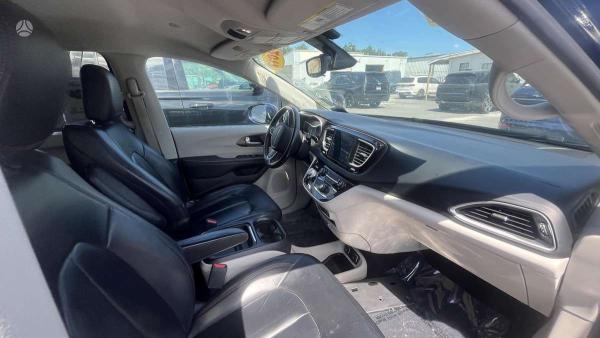 Blue Chrysler Pacifica 2017 in Siauliai, with an engine capacity of 3.61 L and mileage of 185 thousand km for 8350 €, photo 11 on AUTOMOTO.COM.LV