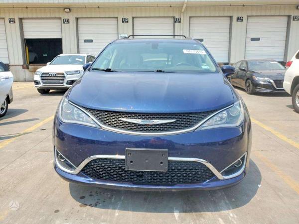 Zils Chrysler Pacifica 2017 Viļņa, ar dzinēja tilpumu 3.60 L un nobraukumu 195 tūkst. km par 8200 €, foto  vietnē AUTOMOTO.COM.LV