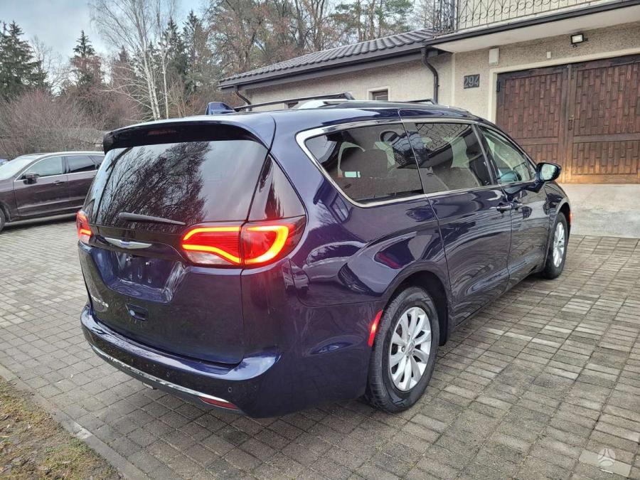 Zils Chrysler Pacifica 2018 Kauņa, ar dzinēja tilpumu 3.61 L un nobraukumu 169 tūkst. km par 14500 €, foto 7 vietnē AUTOMOTO.COM.LV