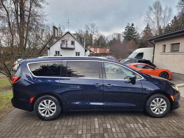 Zils Chrysler Pacifica 2018 Kauņa, ar dzinēja tilpumu 3.61 L un nobraukumu 169 tūkst. km par 14500 €, foto 8 vietnē AUTOMOTO.COM.LV